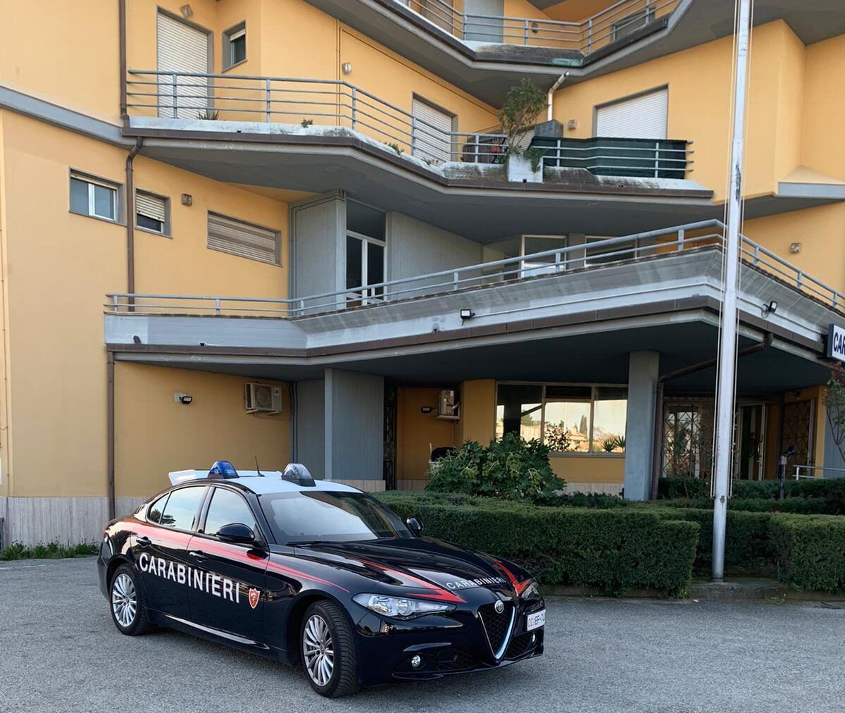 Alba Adriatica, auto data alle fiamme per estorsione: arrestati tre ...
