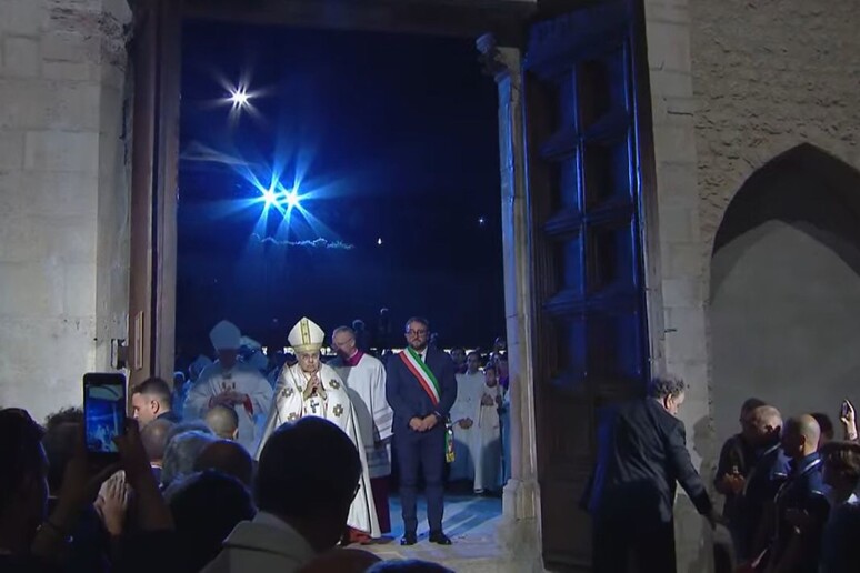 Perdonanza, il cardinale Semeraro apre la Porta Santa - Notizie - NUOVO ... Perdonanza, il cardinale Semeraro apre la Porta Santa - Notizie - NUOVO ...