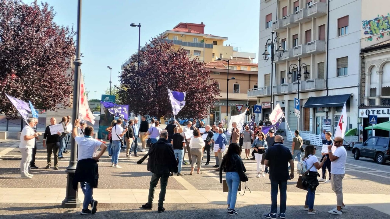 Polizia locale: il presidio dinanzi alla sede di Pescara della Regione ...