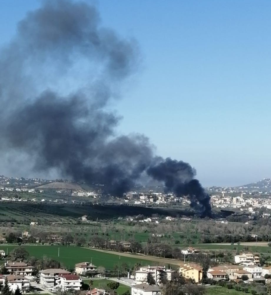 Nereto, esplosione in via Vespucci: vigili del fuoco all'opera ...