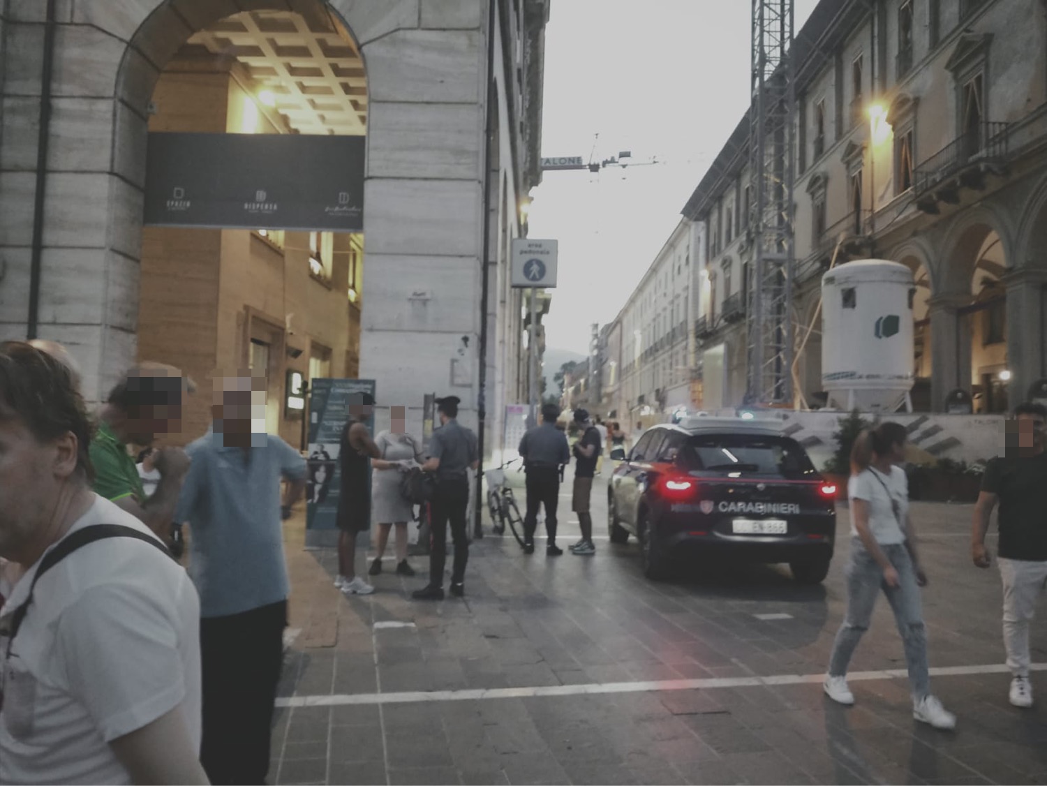 Rissa in pieno centro a Teramo: volano anche sedie FOTO - Notizie ...