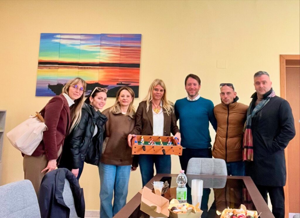 Giulianova, l'associazione Fare fa una piccola donazione all'Istituto ...