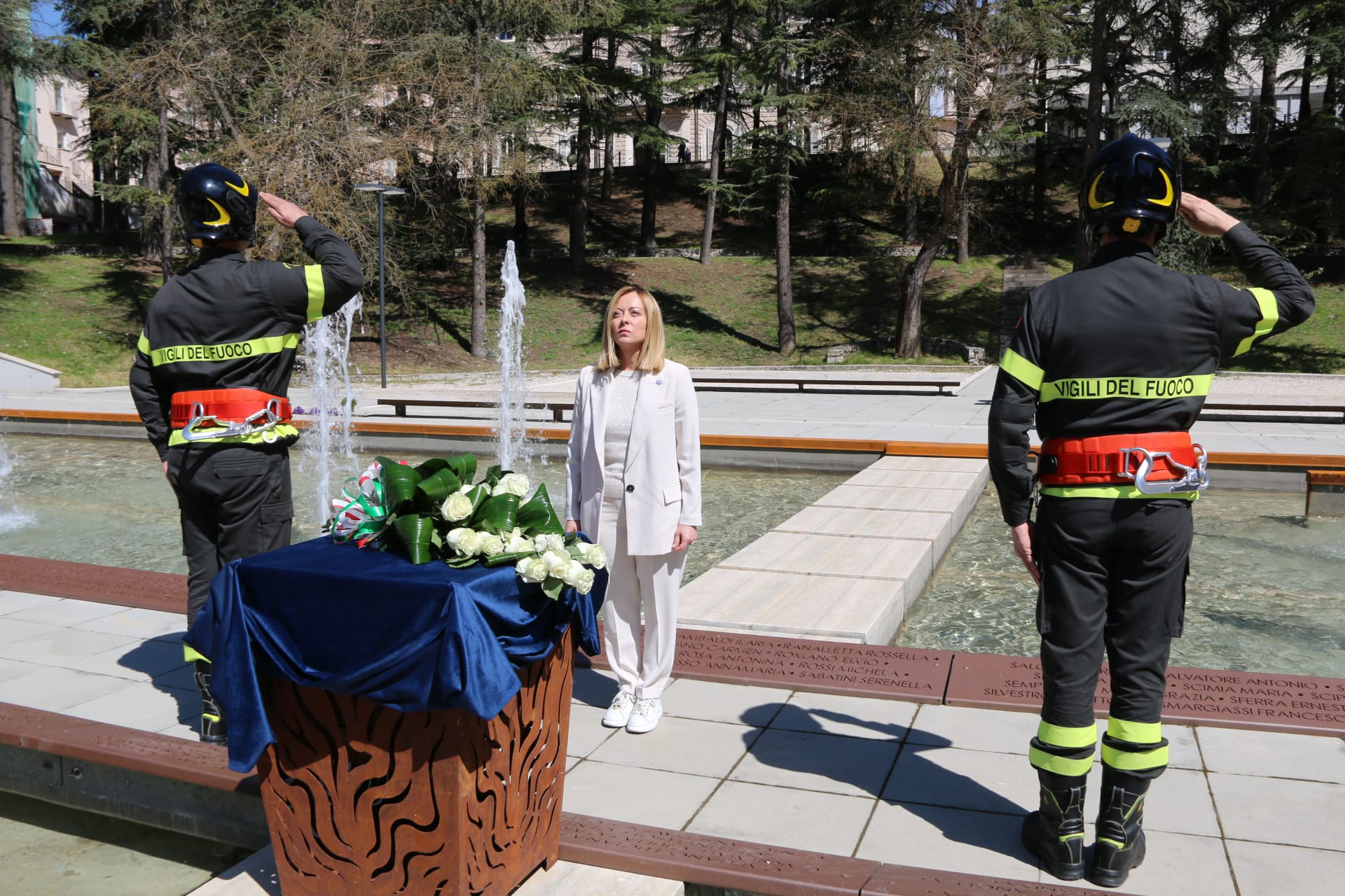 Il giuramento dei vigili del fuoco a L'Aquila con la presidente Meloni - Notizie - NUOVO ...