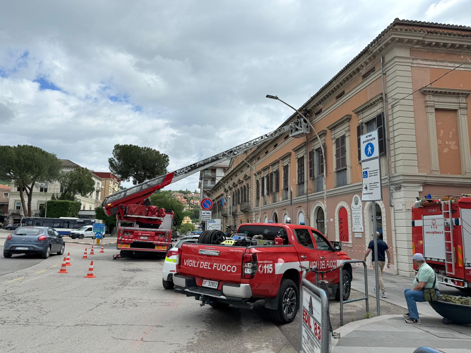 Caduta calcinacci, interdetto passaggio a piazza Garibaldi FOTO ...