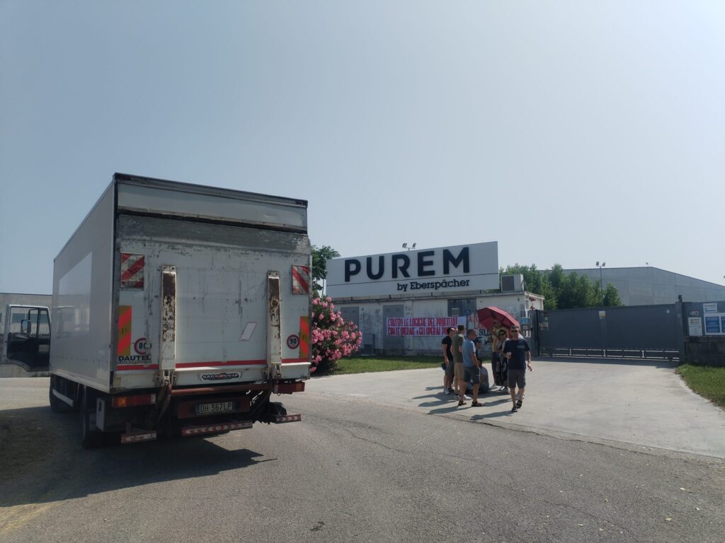 Chiusura Purem, arrivano le forze dell'ordine ma il presidio resiste ...