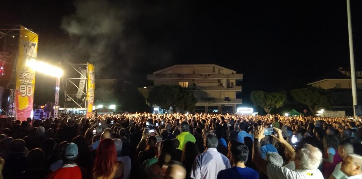 Nostalgia 90: la piazza di Alba Adriatica balla con le hit storiche ...