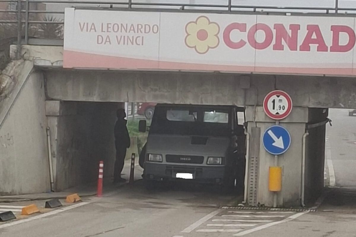 Tortoreto, furgone resta incastrato nel sottopasso FOTO - Notizie ...